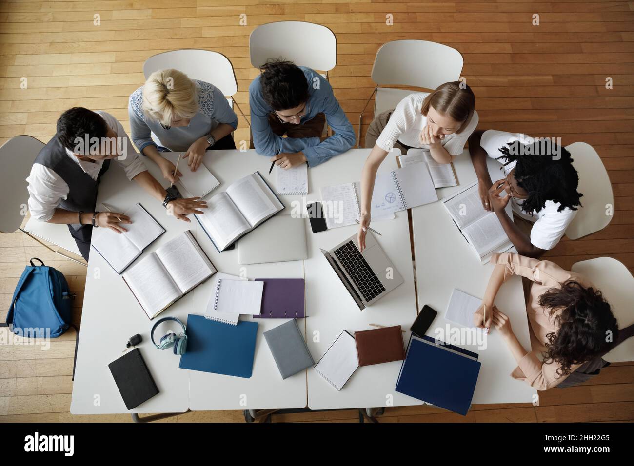 Overhead students college library hi-res stock photography and images ...