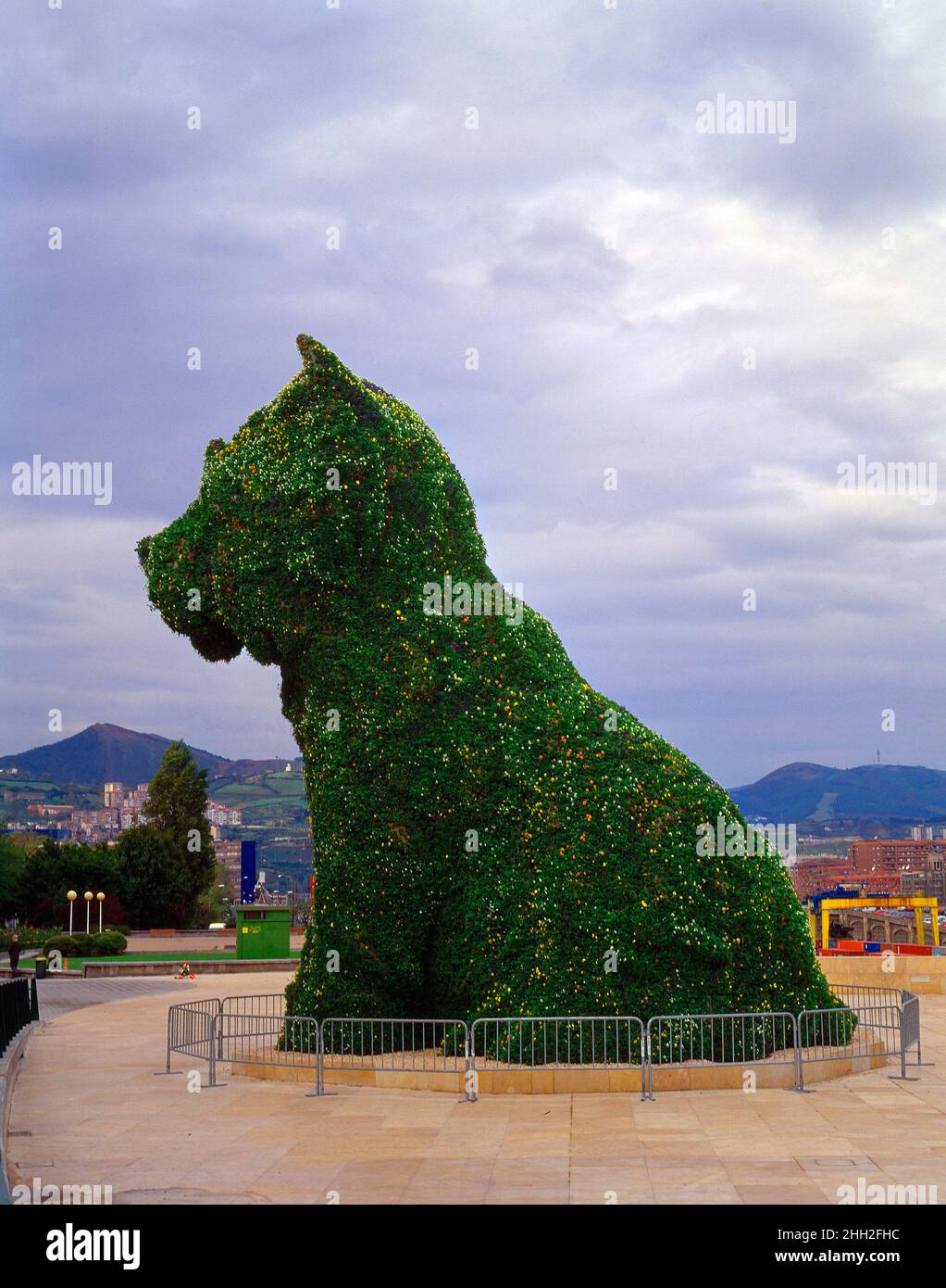 "PUPPY" - 1997 - SETO PODADO EN FORMA DE PERRO. Author: KOONS JEFF 1955 ...