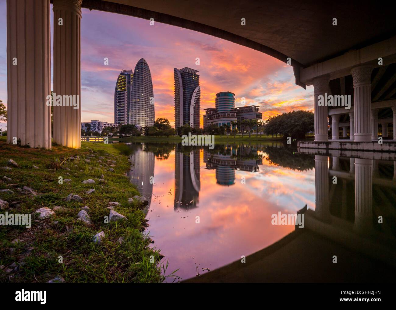 Putrajaya bridge kuala lumpur malaysia hi-res stock photography and ...
