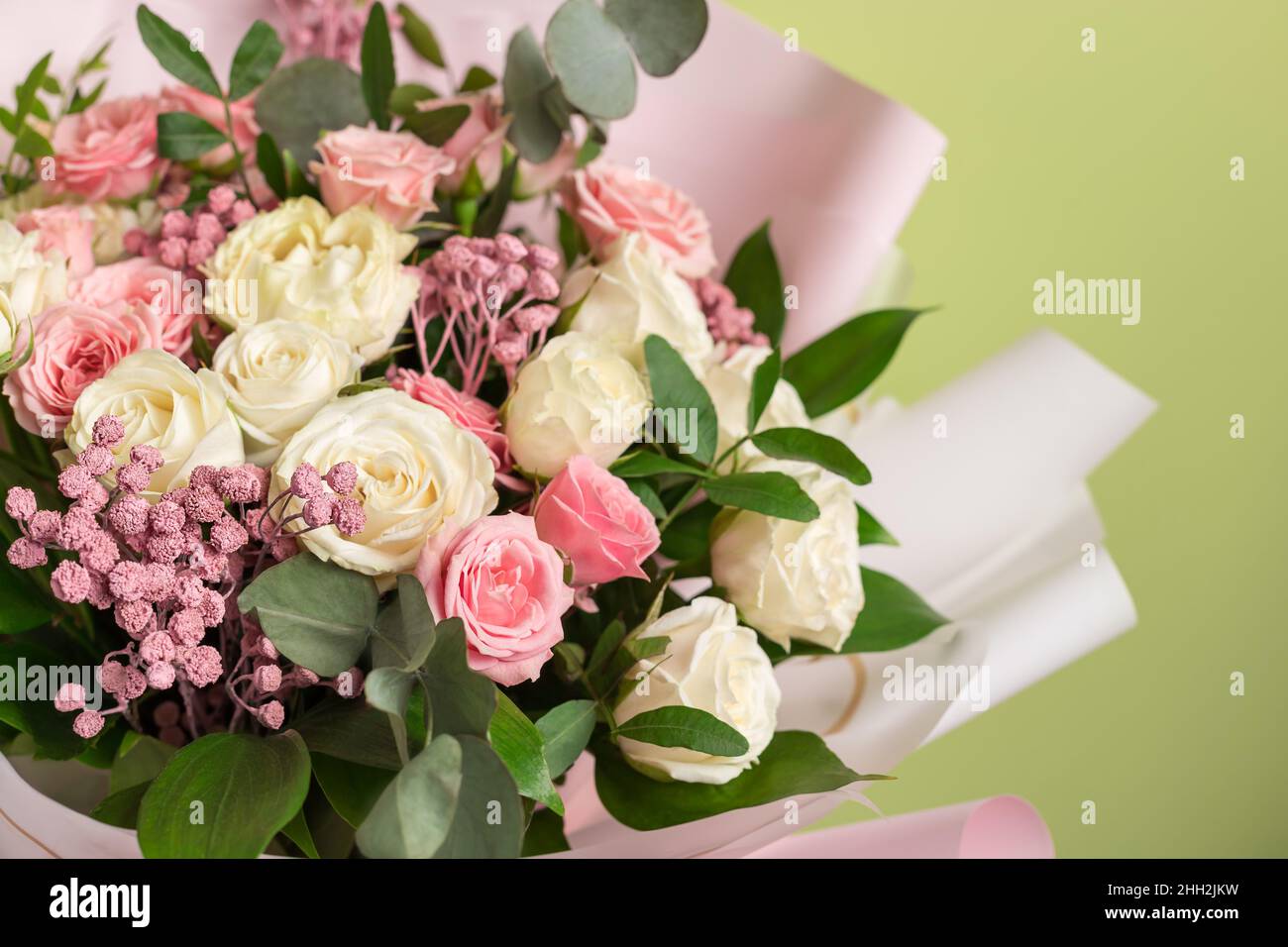 Mixed color roses hi-res stock photography and images - Alamy