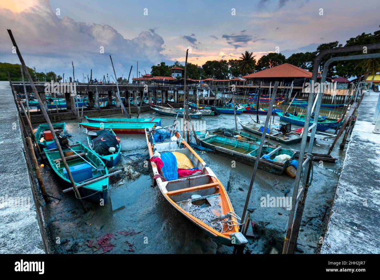 Traditional malay boats hi-res stock photography and images - Alamy