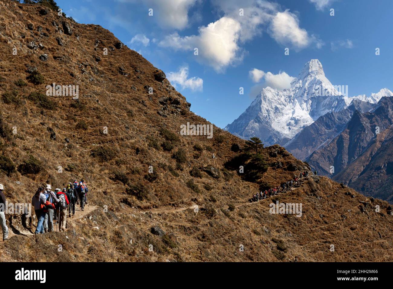Trekking tourists overlooking Mount Ama Dablam, Khumbu Region, Nepal ...