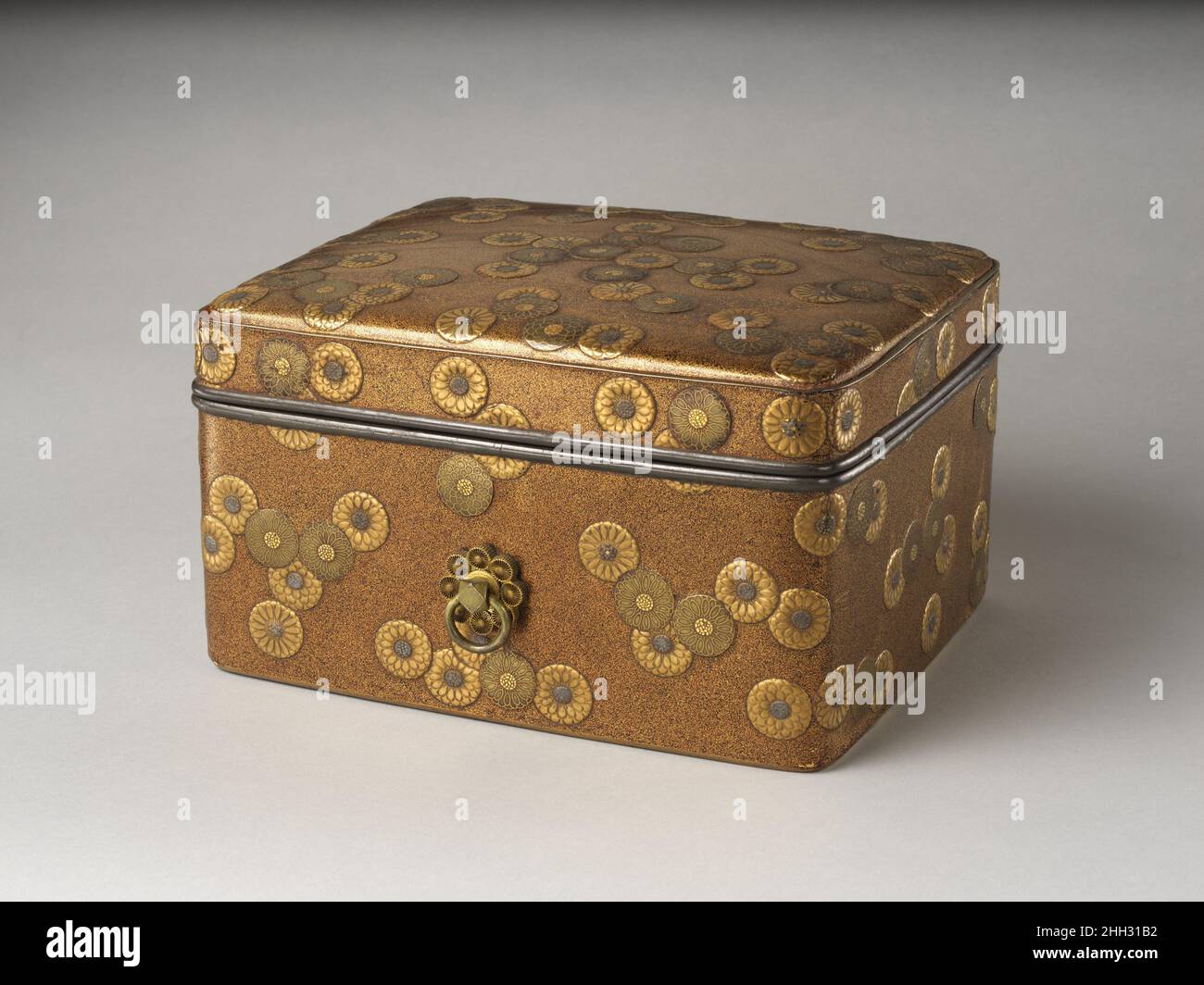 Cosmetic Box (Tebako) with Chrysanthemum Flowers first half of the 15th ...