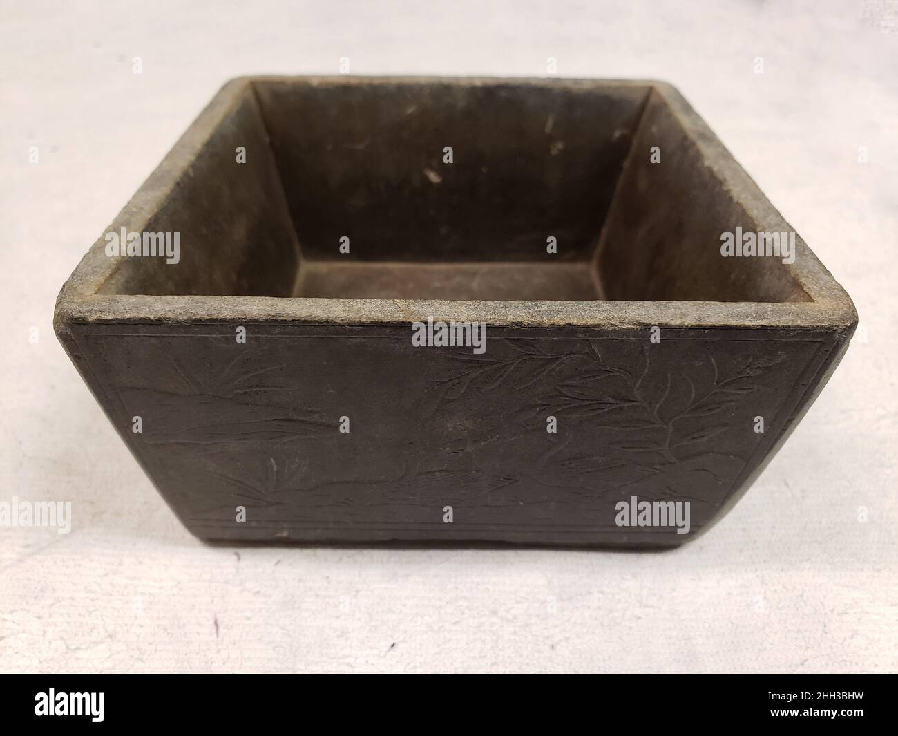 Water Well with Decoration of Water Fowl and Plants 17th century China ...