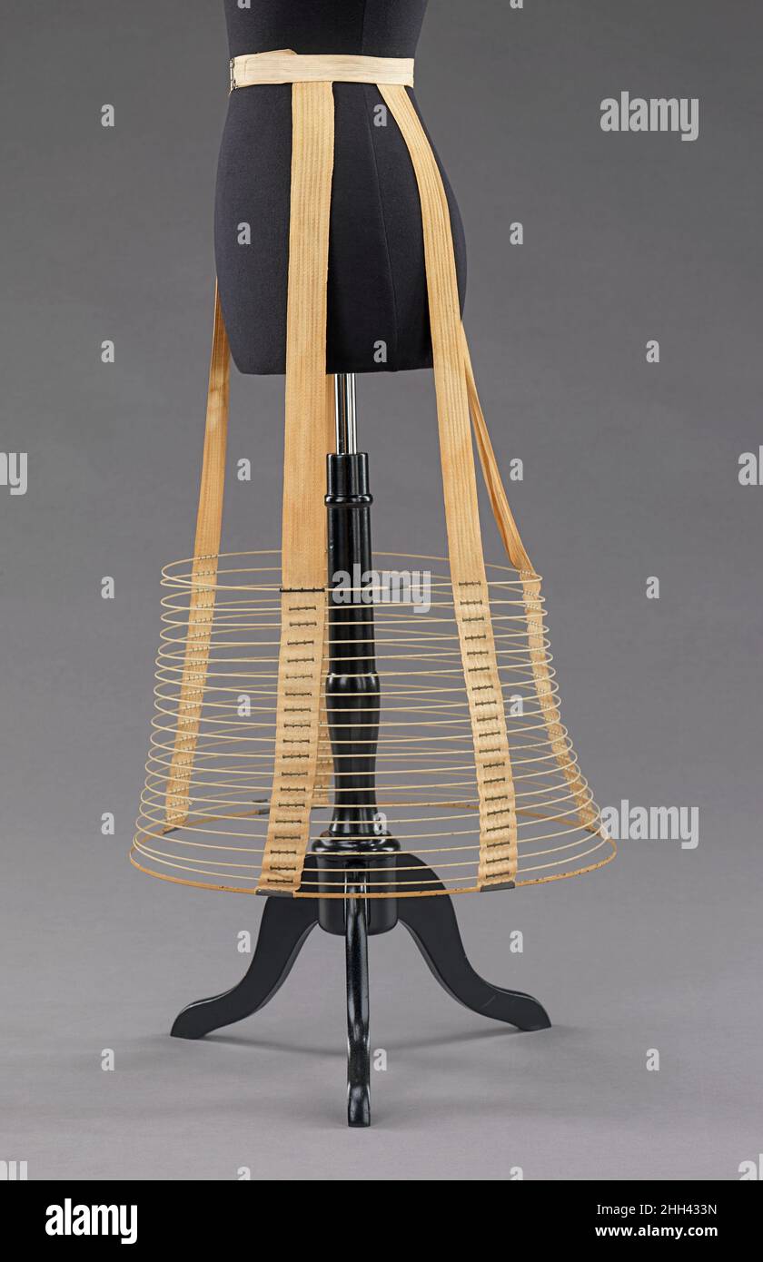 Bustle skirt hi-res stock photography and images - Alamy
