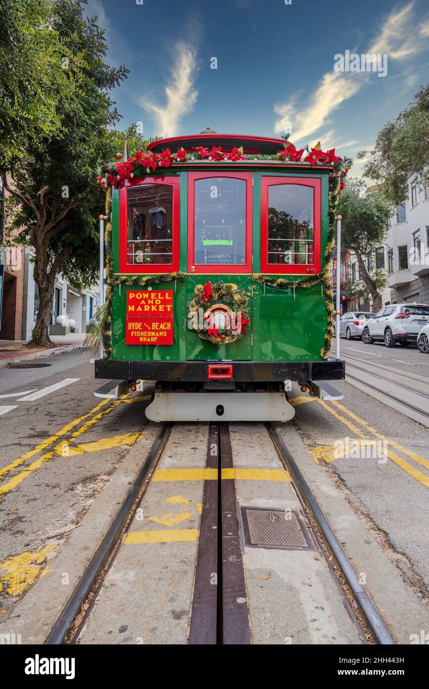 Powell and Market line cable car adorned with Christmas decorations ...