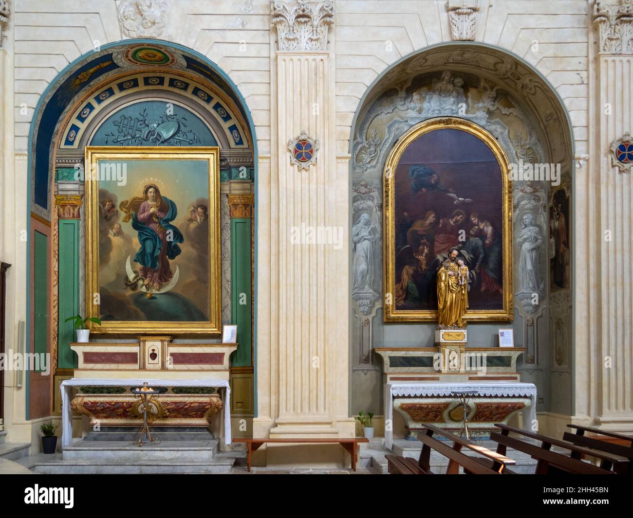 Side altars inside hi-res stock photography and images - Alamy