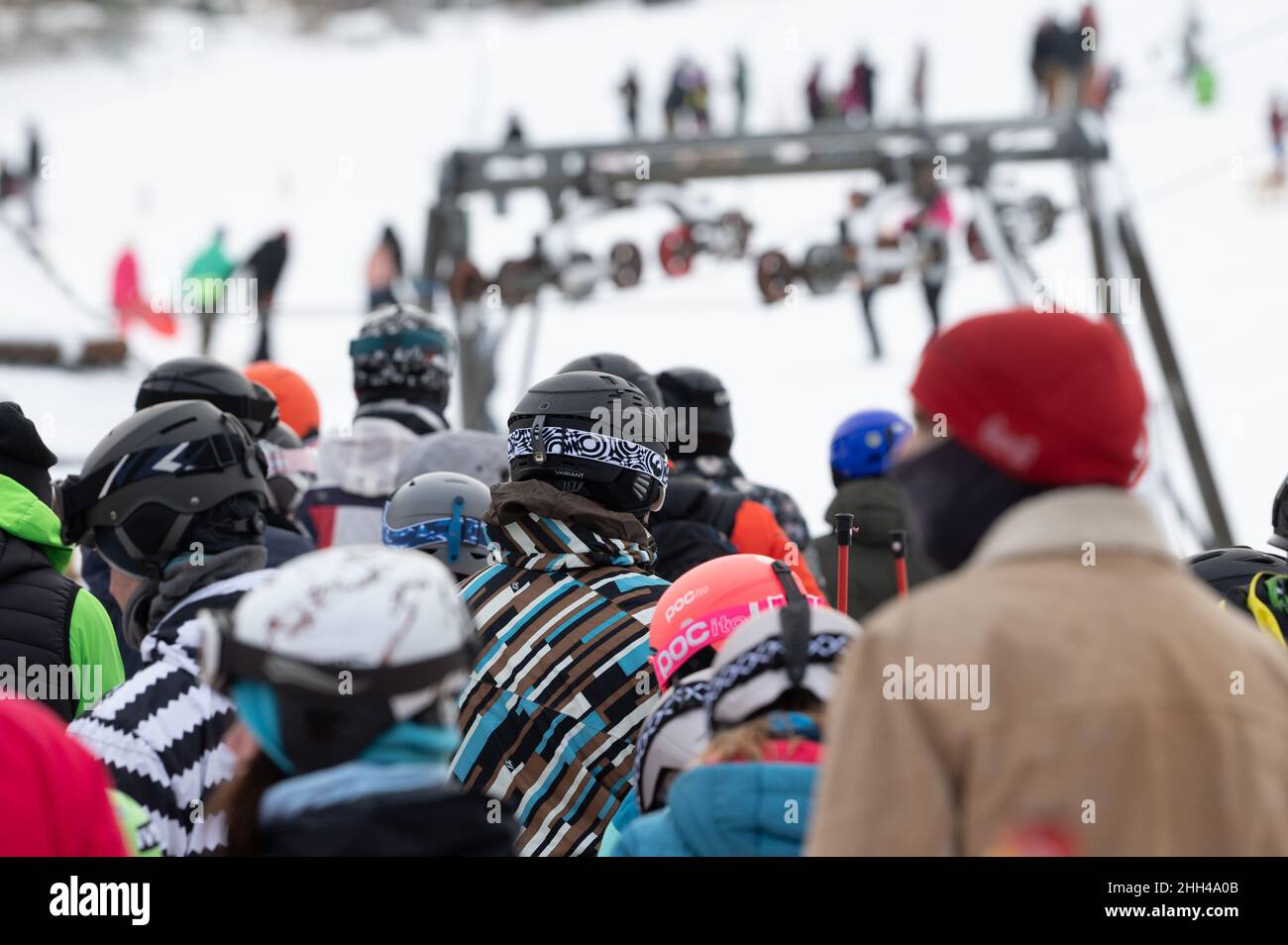 23 January 2022, Saxony, Altenberg: Numerous people are waiting at a ...