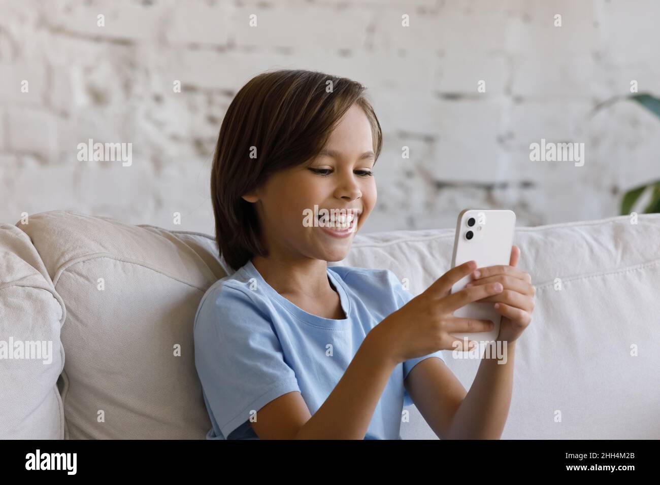 Preteen couch cell phone hi-res stock photography and images - Alamy