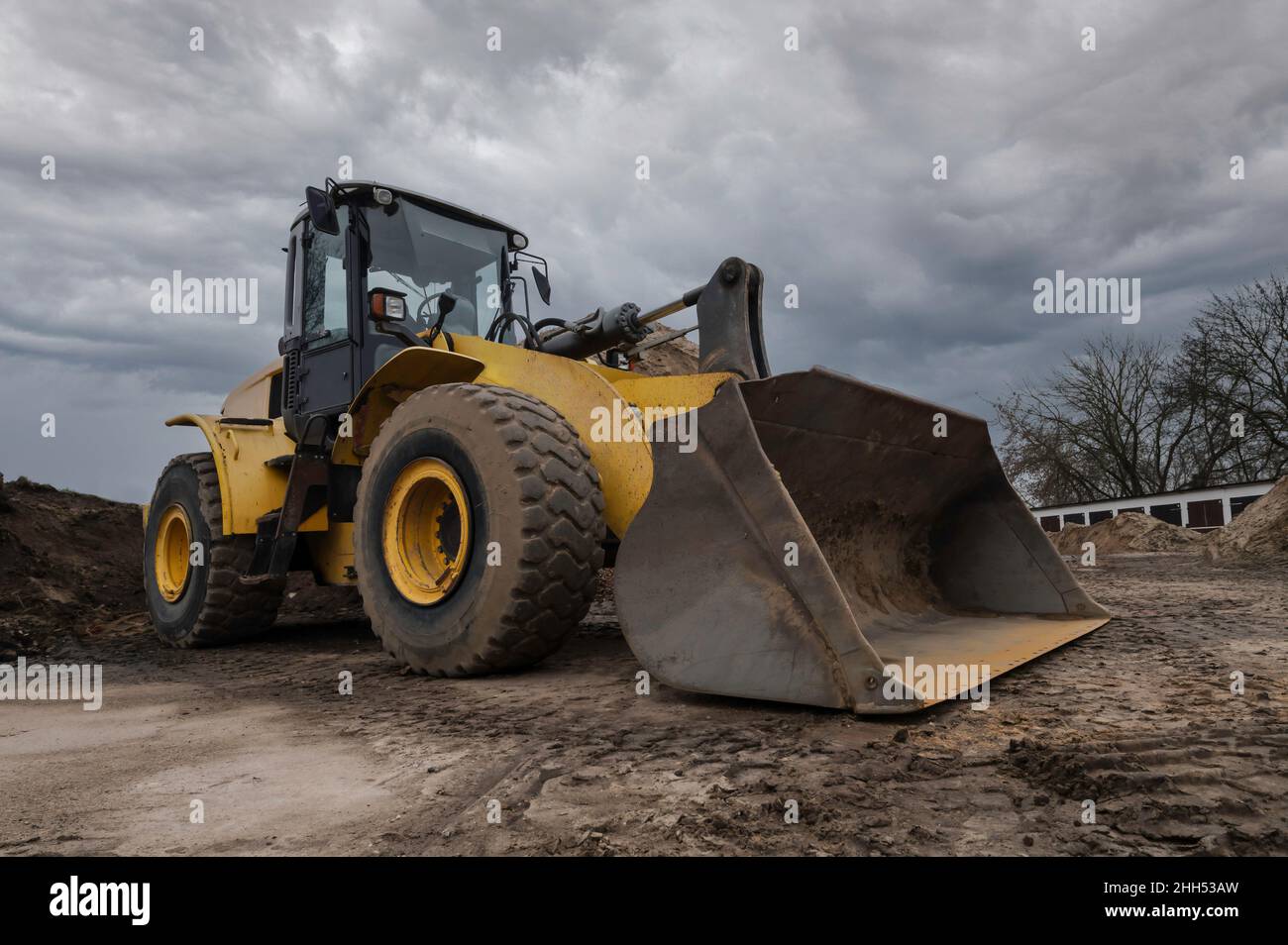 A wheel loader on a construction site Stock Photo - Alamy