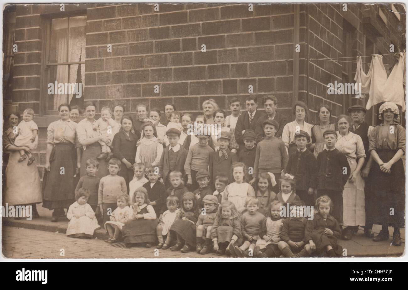 British working class 1900s hi-res stock photography and images - Alamy