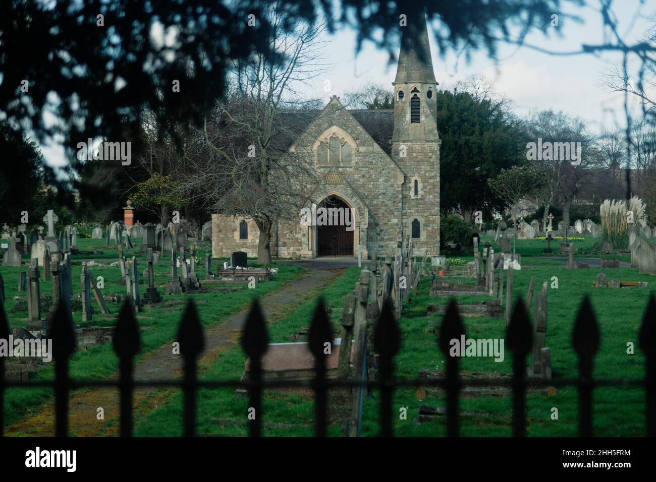 London church cemetery hi-res stock photography and images - Alamy