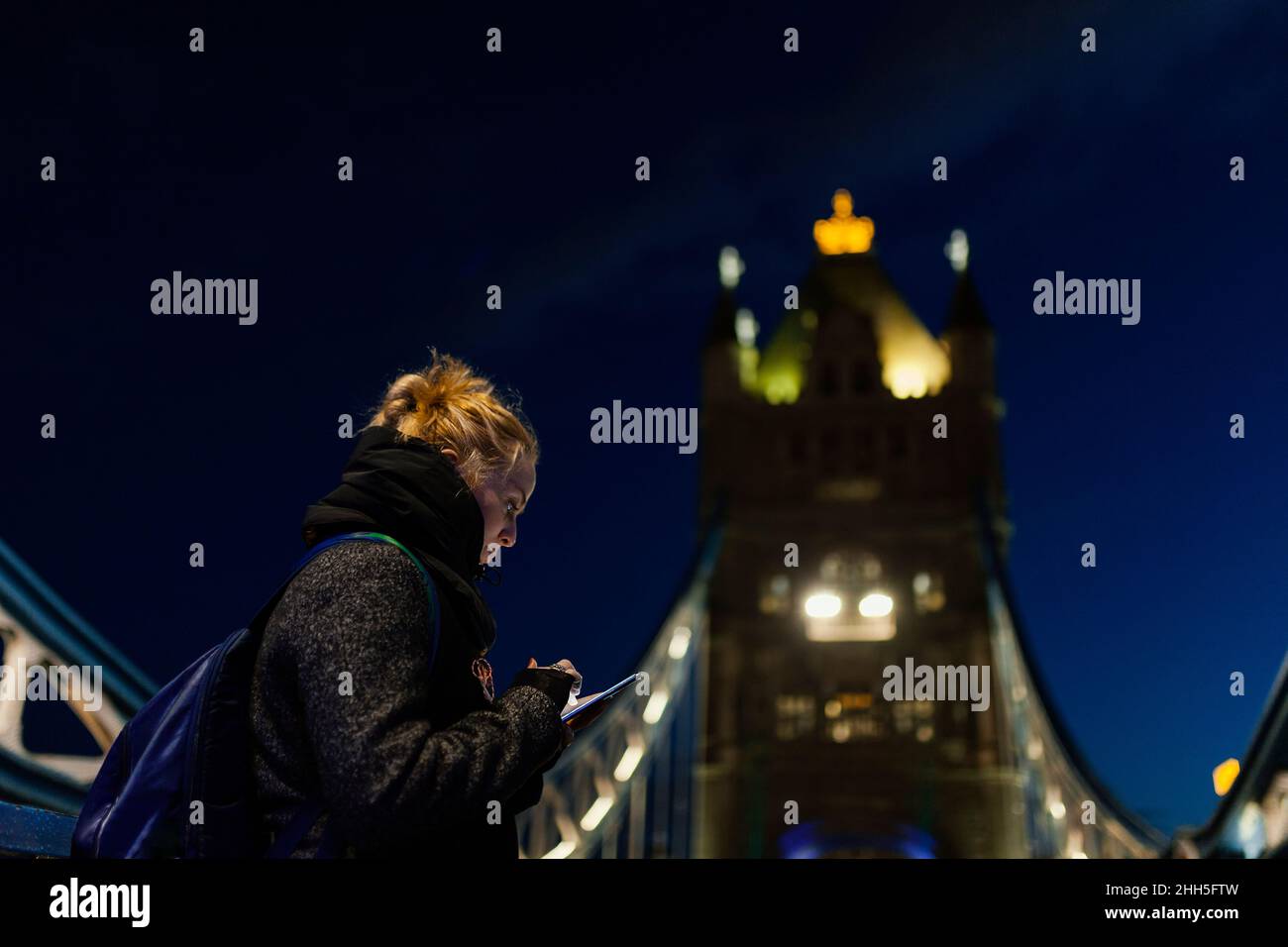 Woman mobile phone famous tower bridge hi-res stock photography and ...