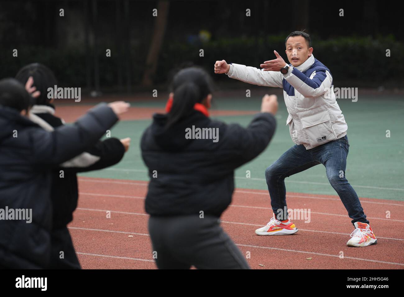 (220123) -- NINGHAI, Jan. 23, 2022 (Xinhua) -- Tong Panfeng instructs ...