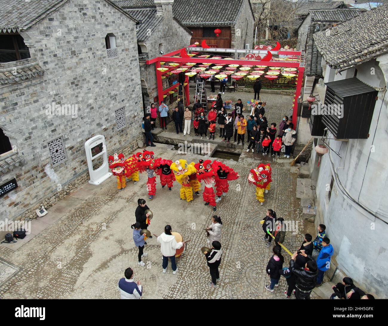 (220123) -- NINGHAI, Jan. 23, 2022 (Xinhua) -- The lion dance team ...