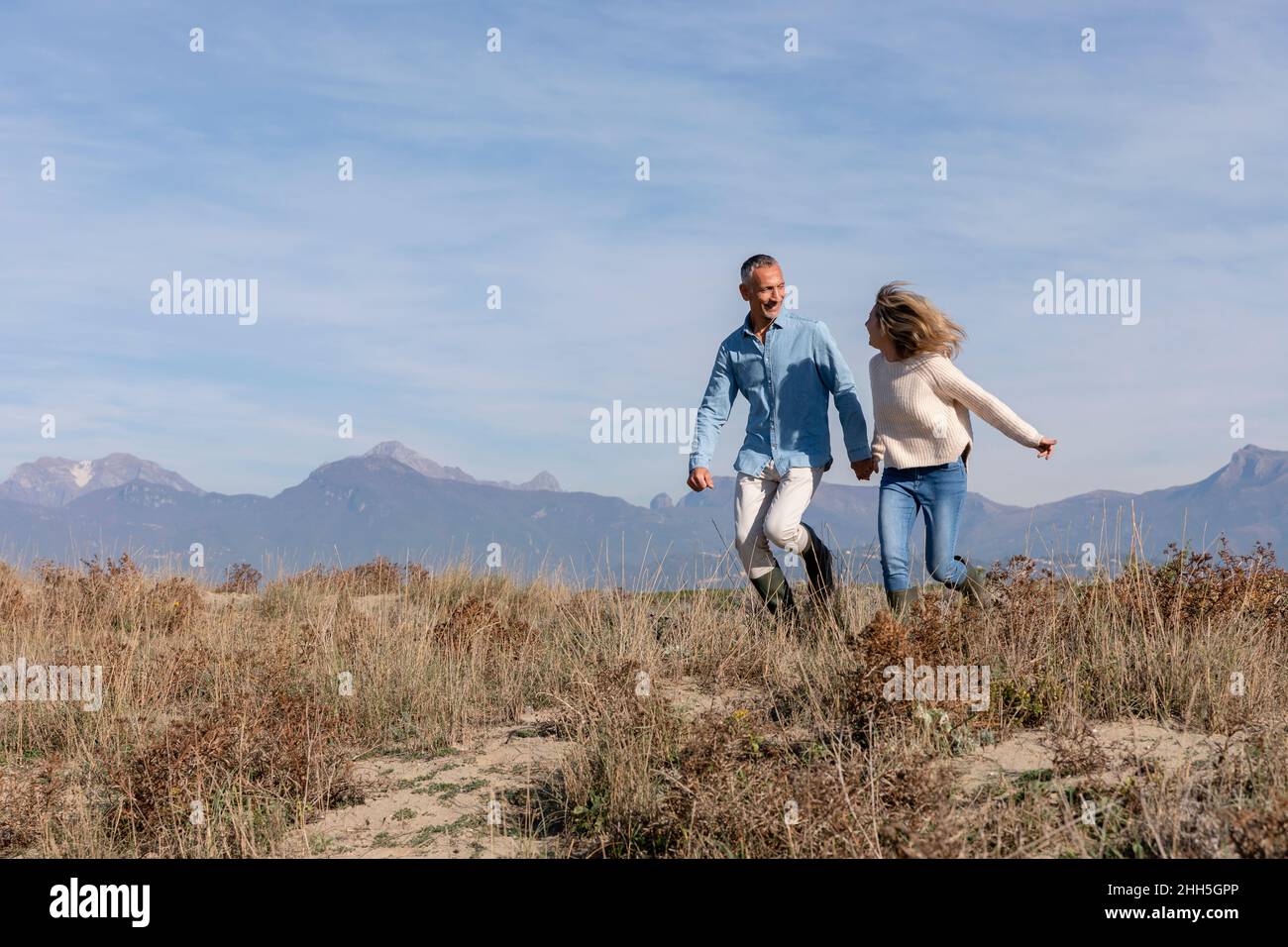 Couple running together hi-res stock photography and images - Alamy