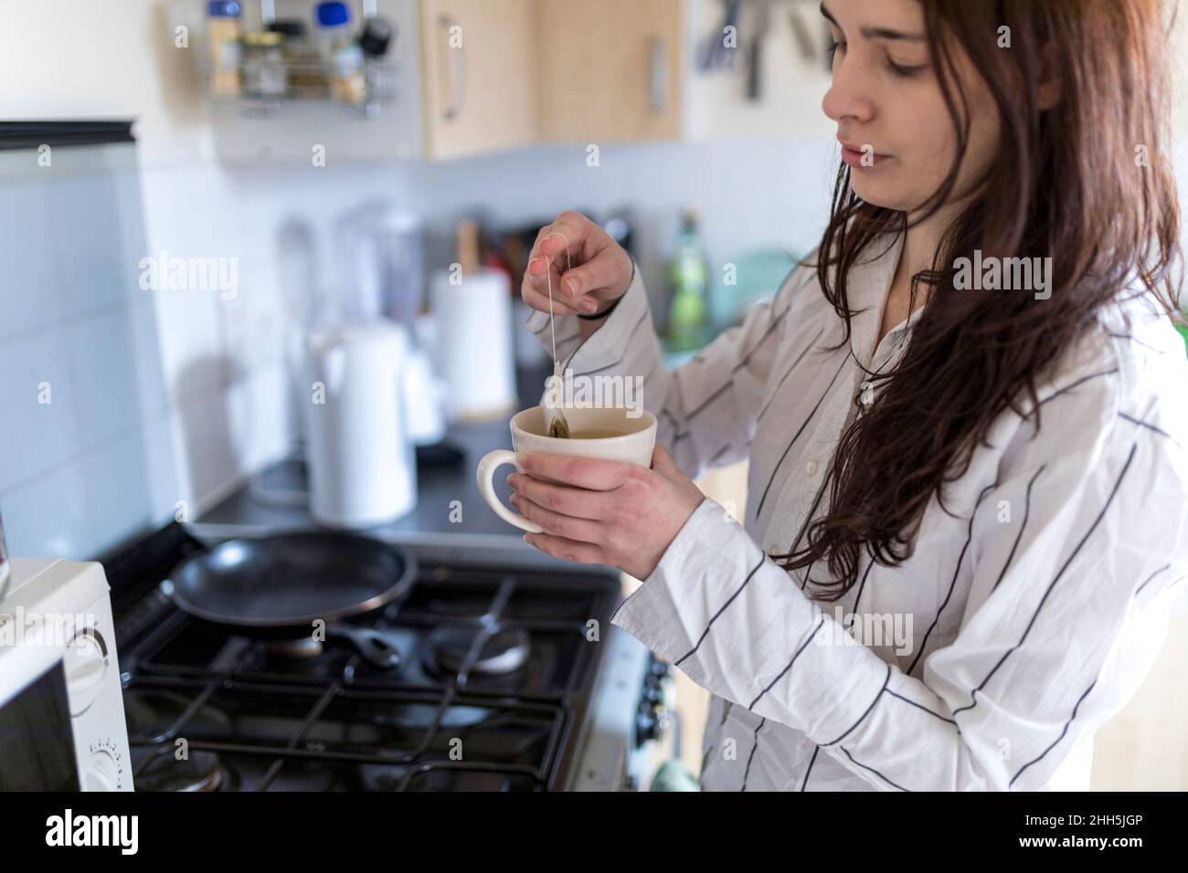Woman holding bag of tea hi-res stock photography and images - Alamy
