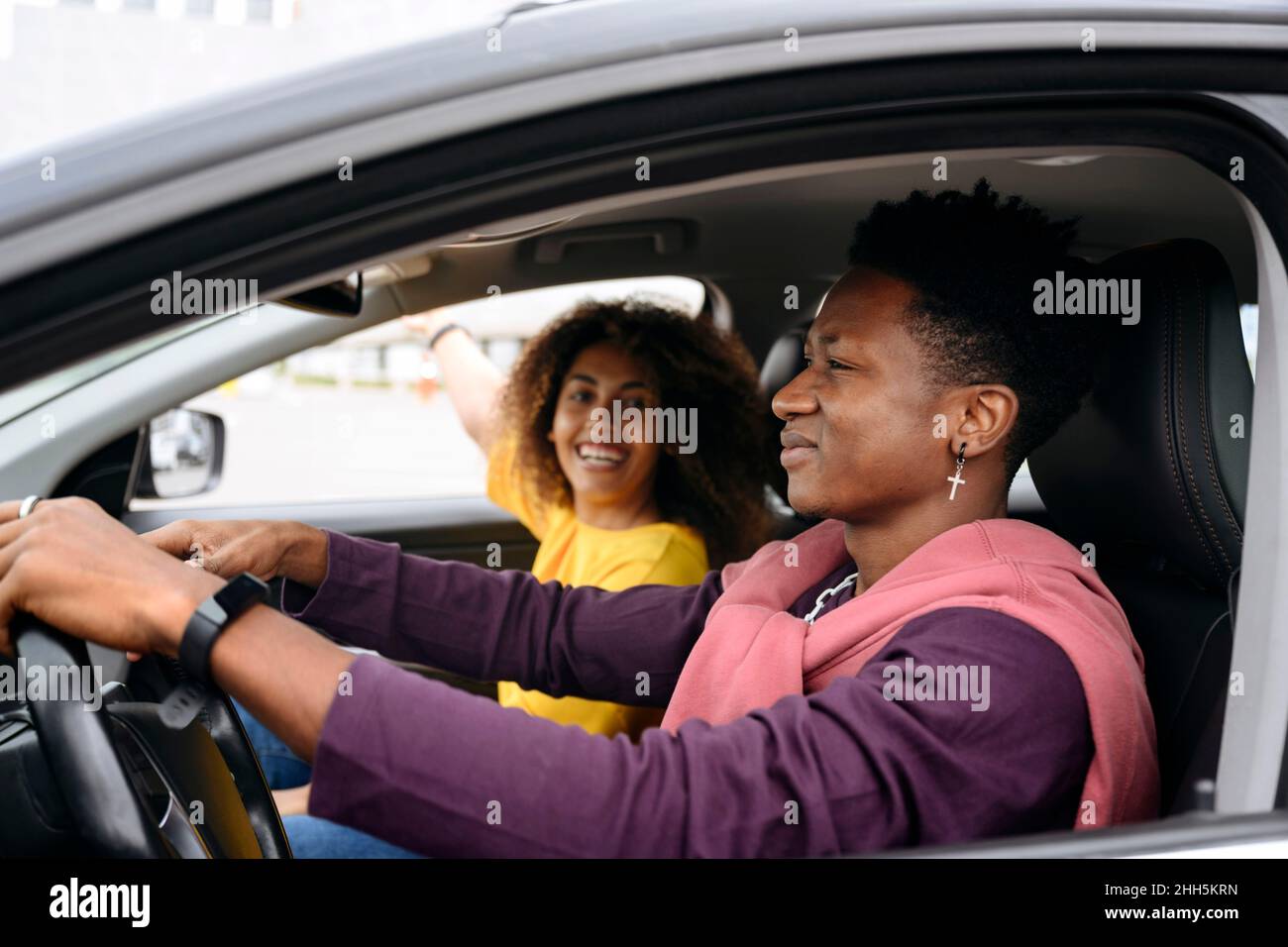 Talking while driving hi-res stock photography and images - Alamy