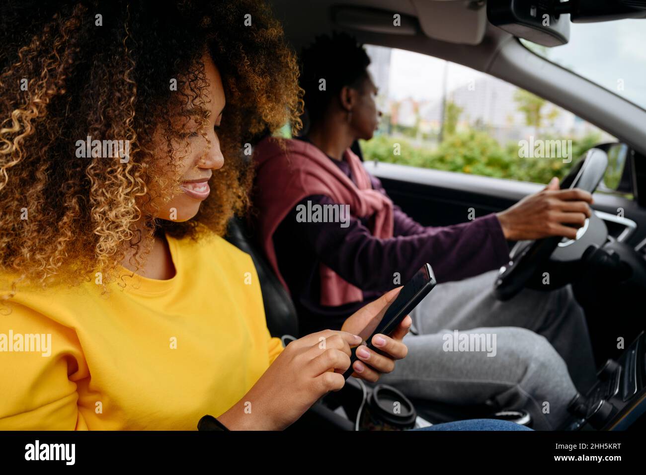 Driving car phone friends hi-res stock photography and images - Alamy