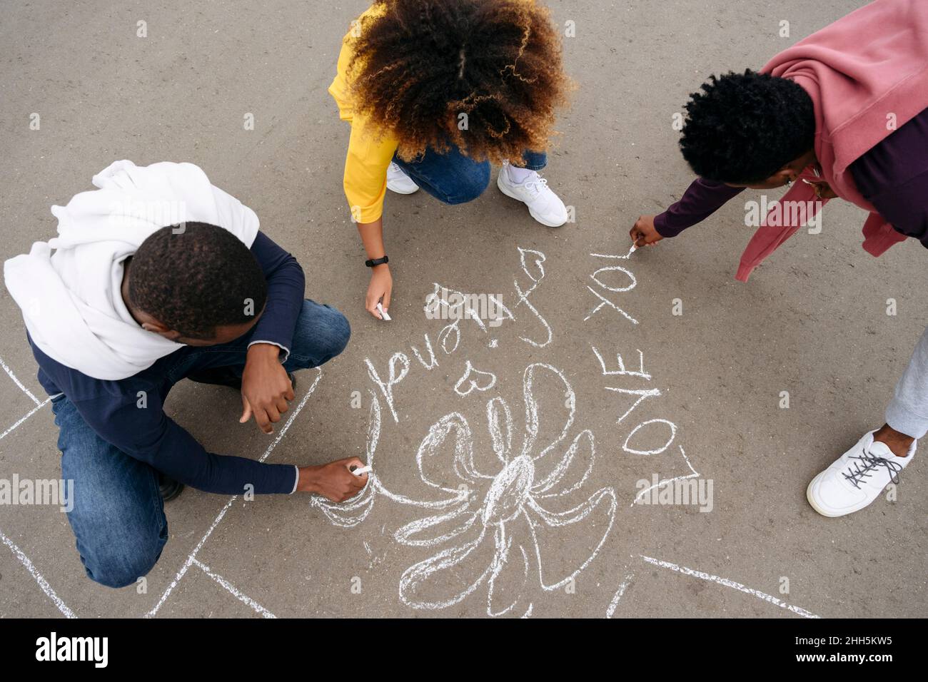 Chalk heart drawing on street hi-res stock photography and images - Alamy