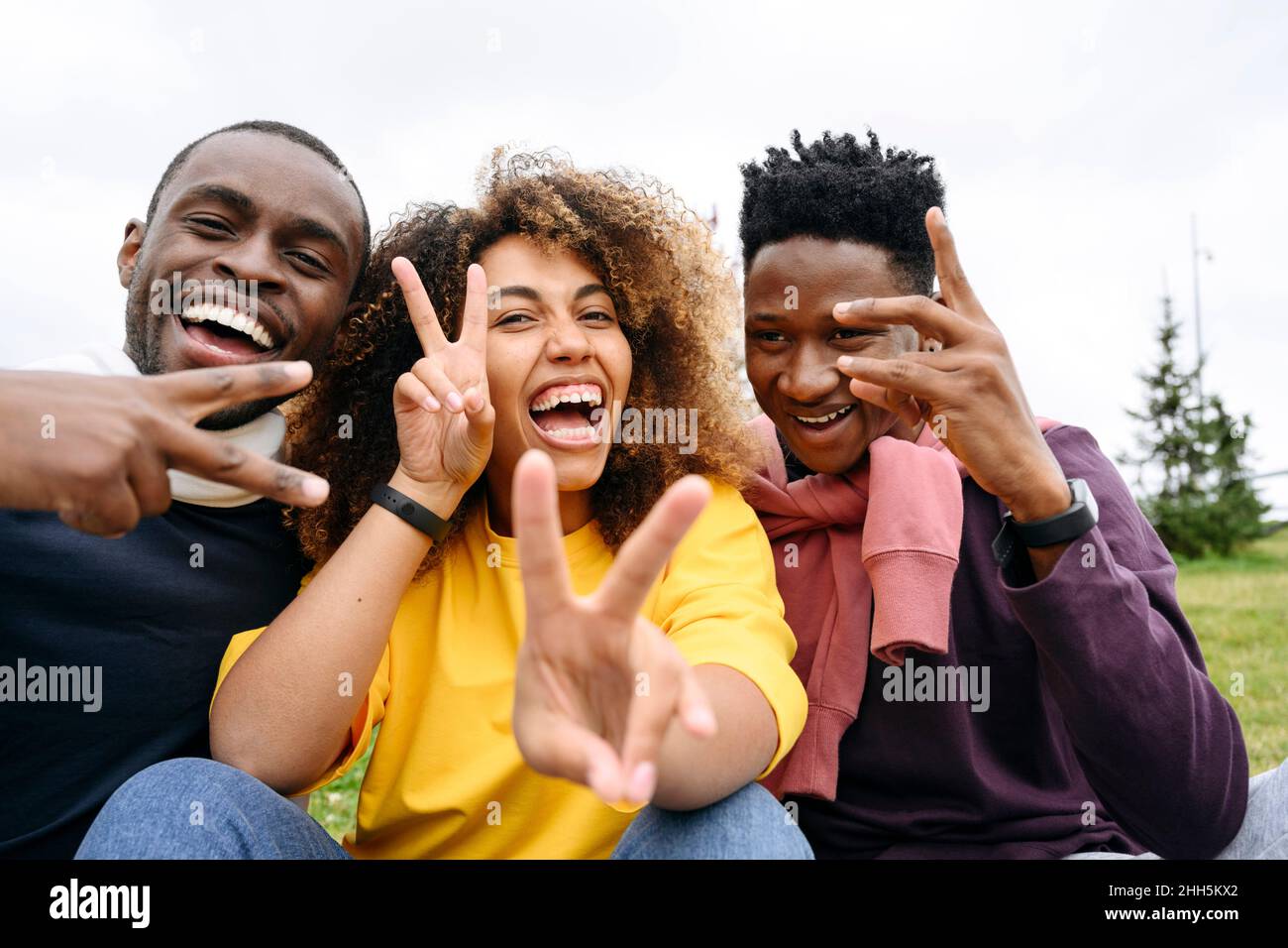 Man doing peace sign hi-res stock photography and images - Alamy