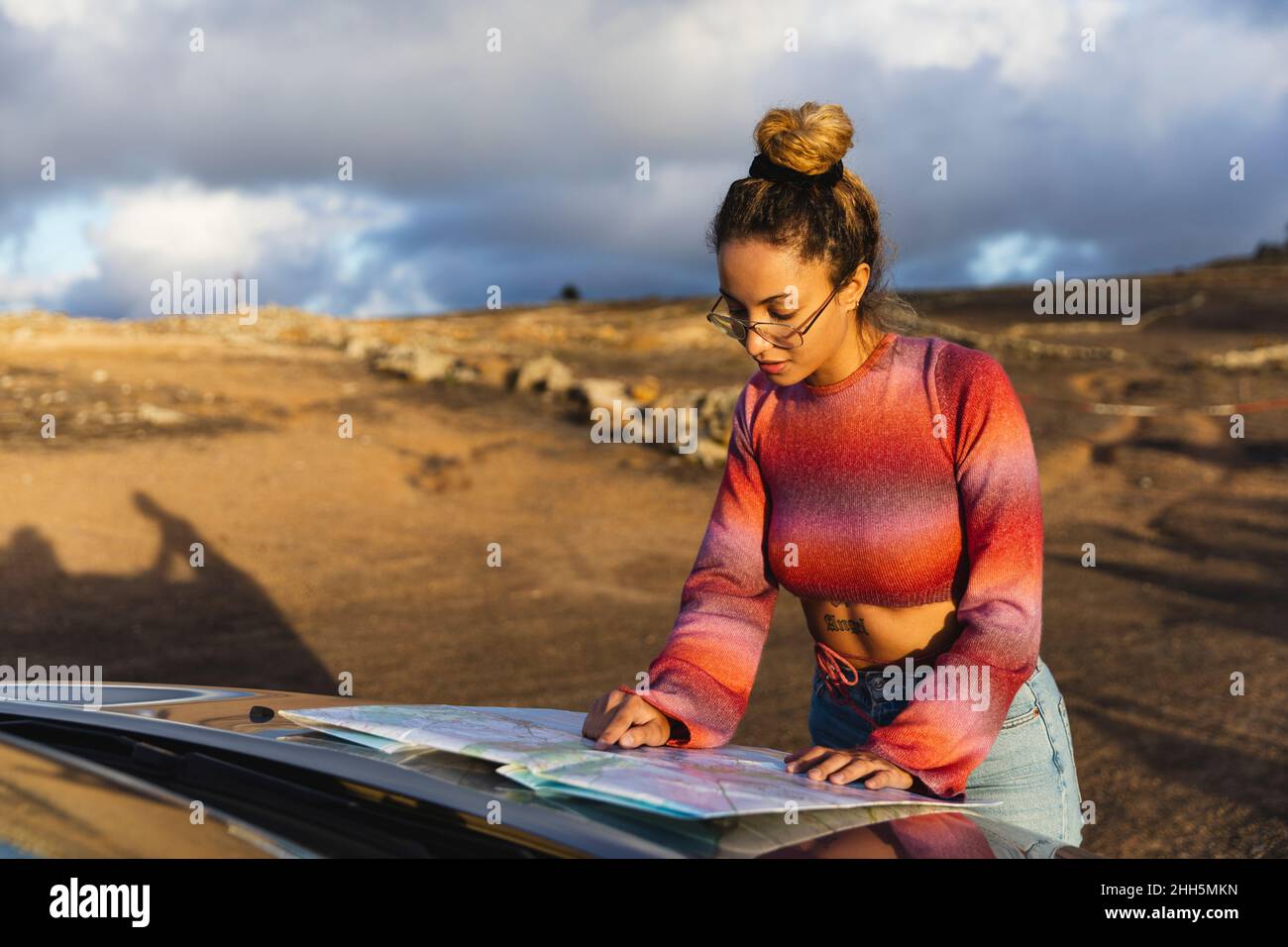 Female tourist checking map hi-res stock photography and images - Alamy