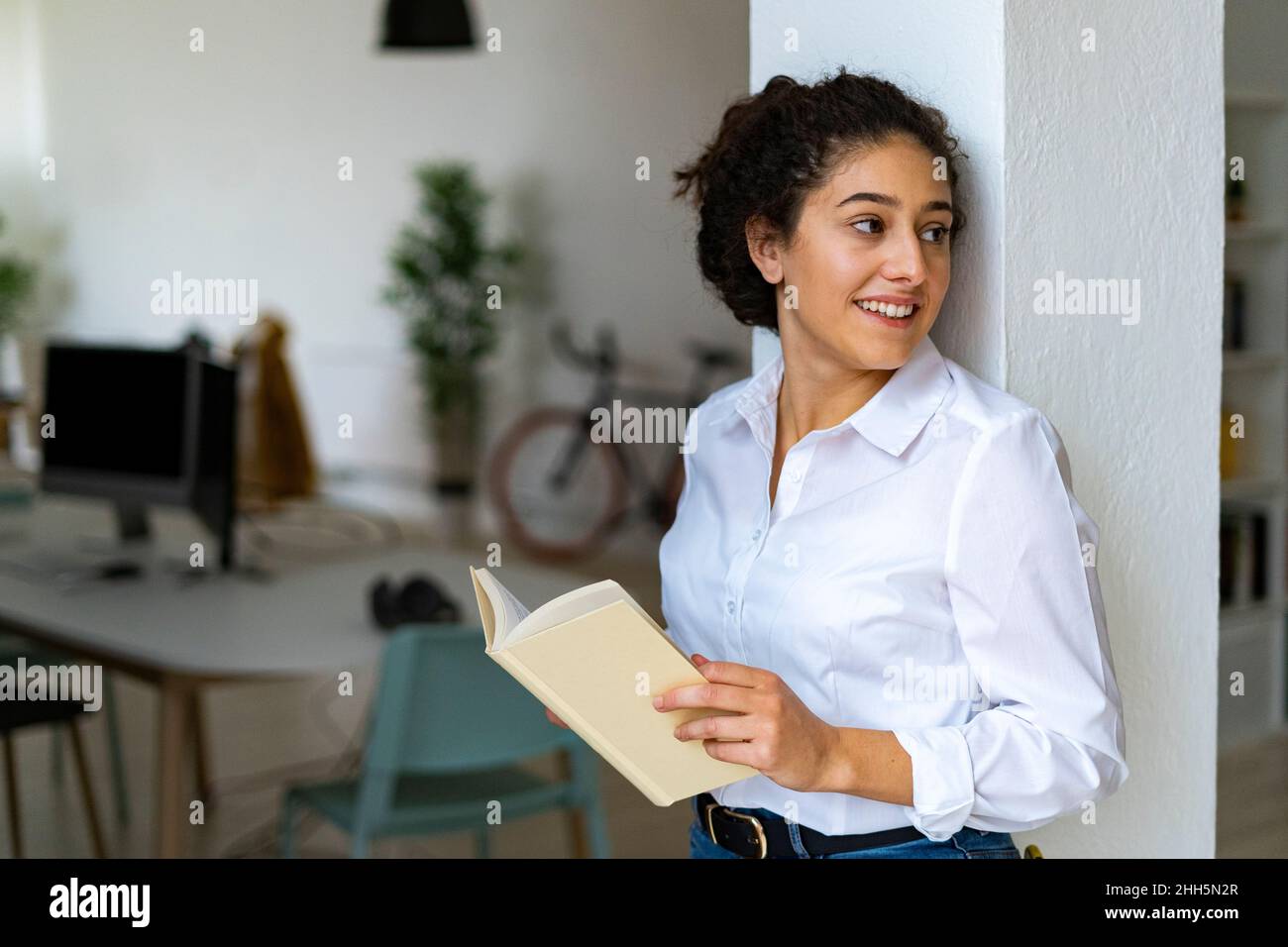 Column holding hi-res stock photography and images - Alamy