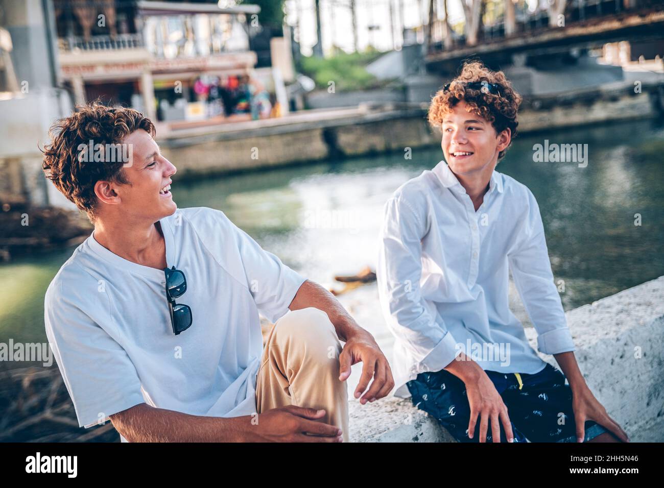 Two teenager boys talking hi-res stock photography and images - Alamy