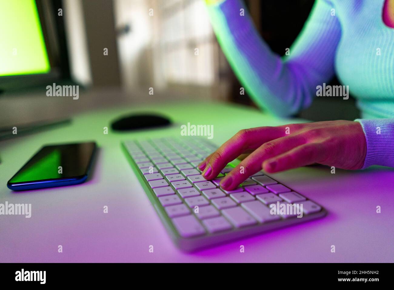 Smartphone typing keyboard close up hi-res stock photography and images ...