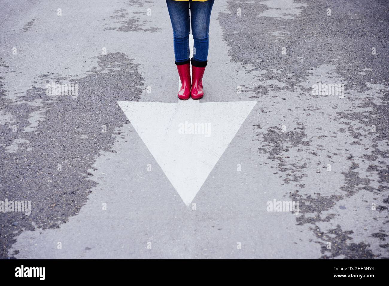 Arrow standing hi-res stock photography and images - Alamy