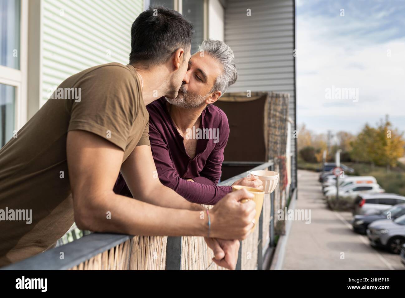 Mature gay couple kissing hi-res stock photography and images - Alamy