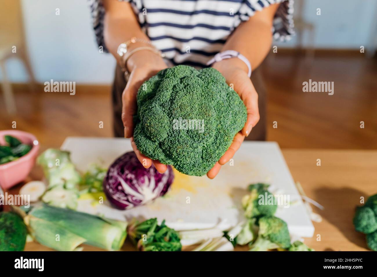 Female hand holding broccoli hi-res stock photography and images - Alamy