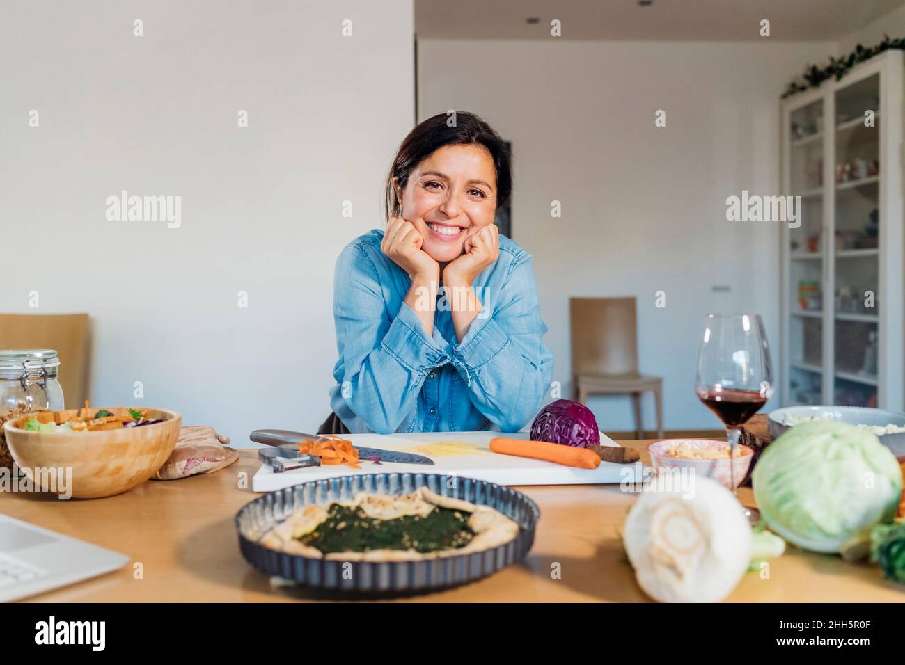 Leaning on the chin with both hands hi-res stock photography and images ...