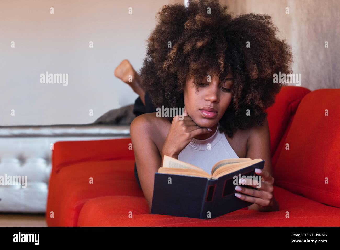 Woman book hand hi-res stock photography and images - Alamy