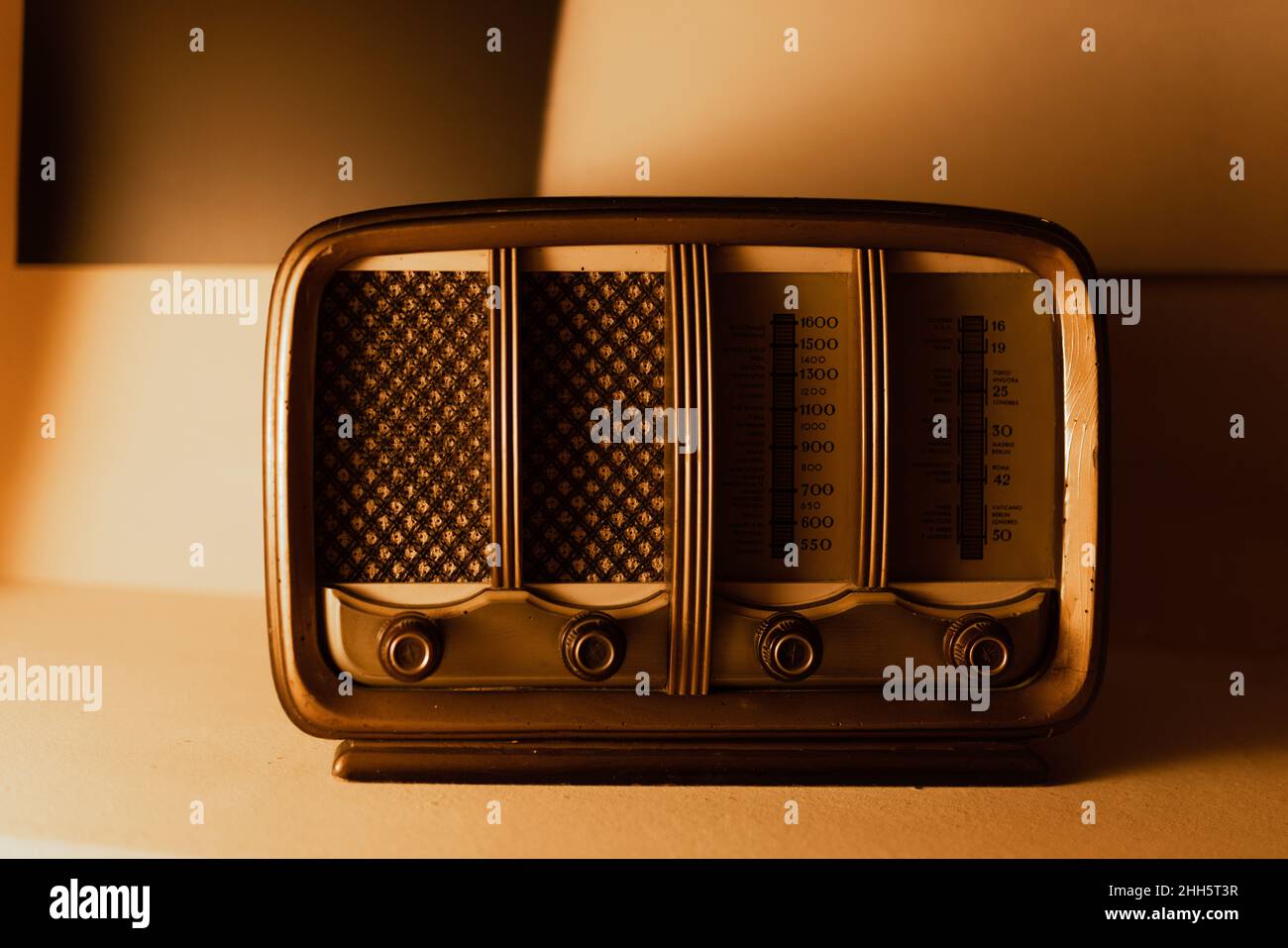 Old radio table hi-res stock photography and images - Alamy