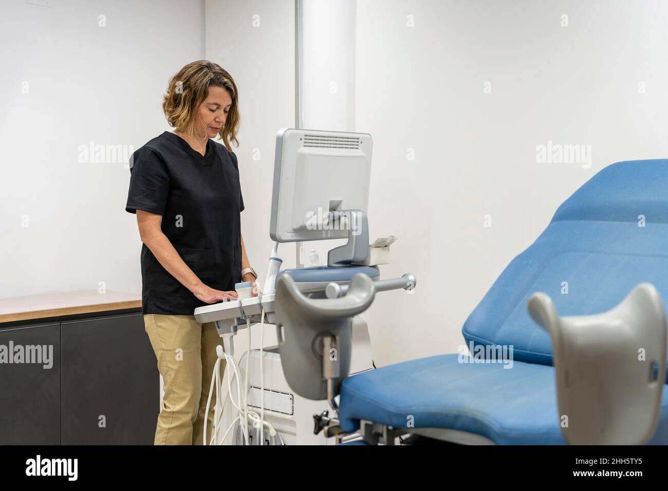 Doctor working on ultrasound machine hi-res stock photography and ...