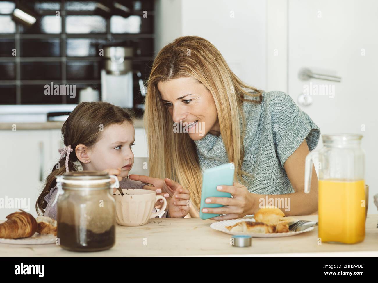 Mother daughter looking talking hi-res stock photography and images - Alamy