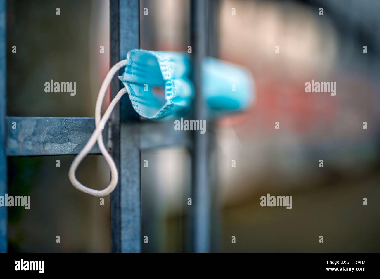 Metal stuck to face hi-res stock photography and images - Alamy
