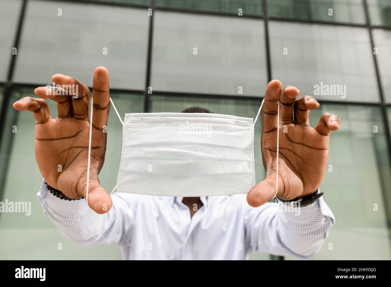 Surgical mask man hi-res stock photography and images - Alamy