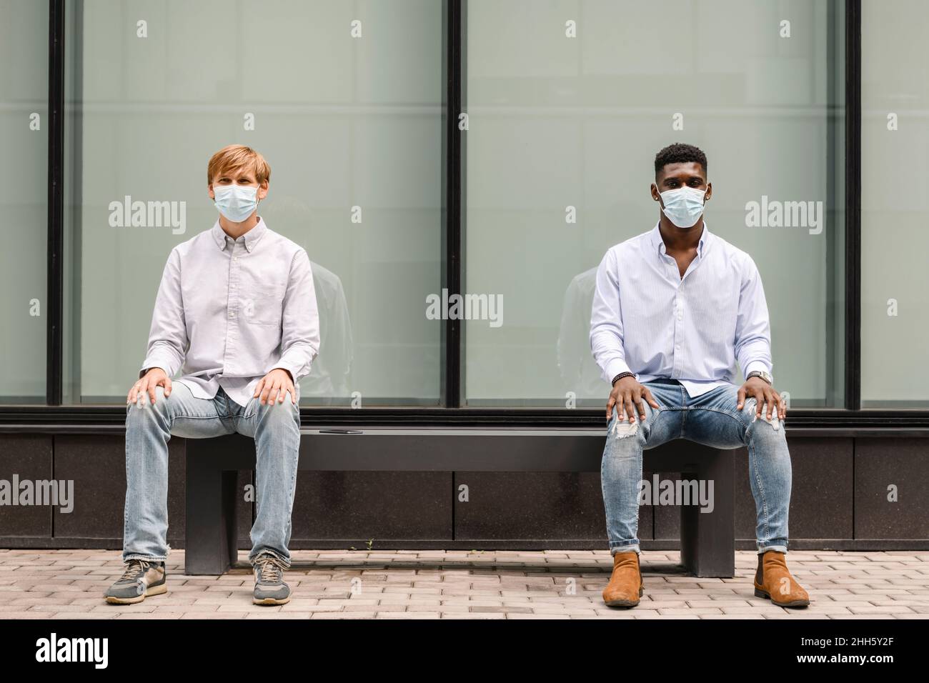 Maintaining distance hi-res stock photography and images - Alamy