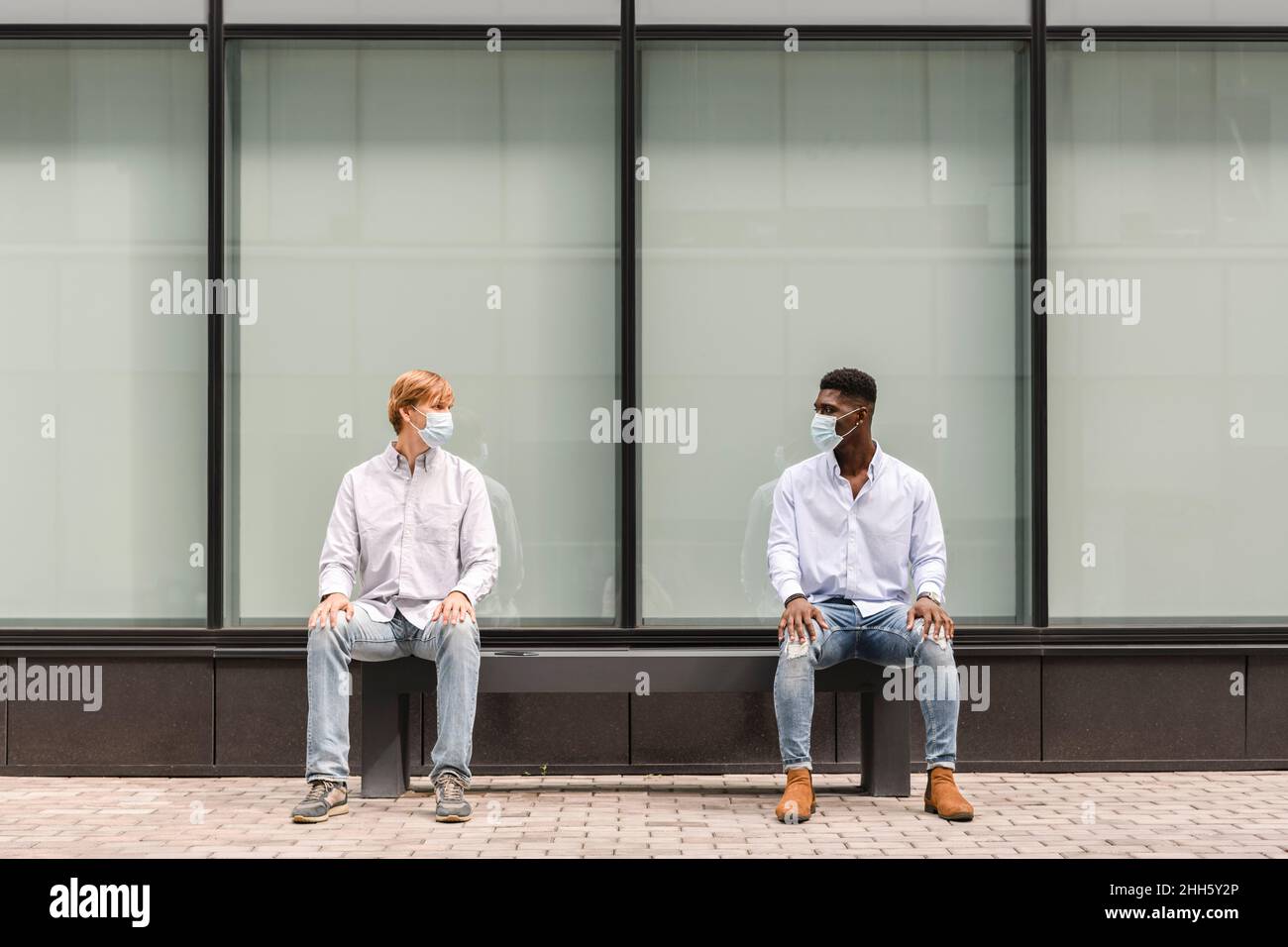 Maintaining distance hi-res stock photography and images - Alamy