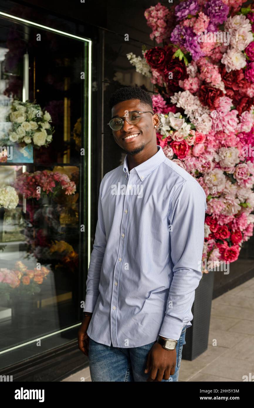 Man standing outside hi-res stock photography and images - Alamy