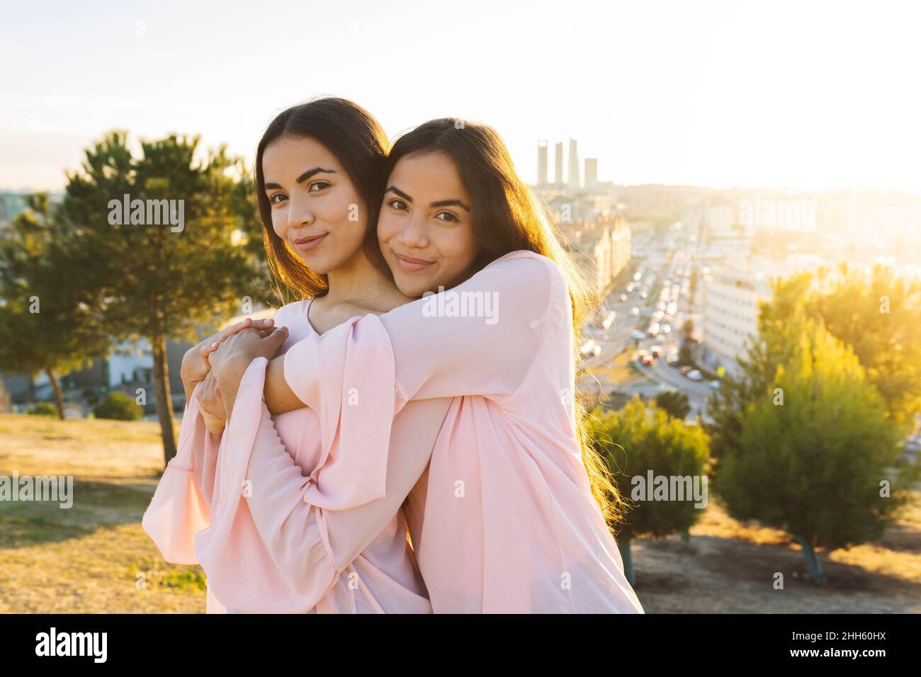 Twin sisters looking other smiling hi-res stock photography and images ...
