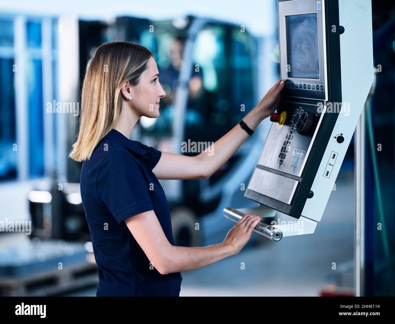 Worker work in cnc machine hi-res stock photography and images - Alamy