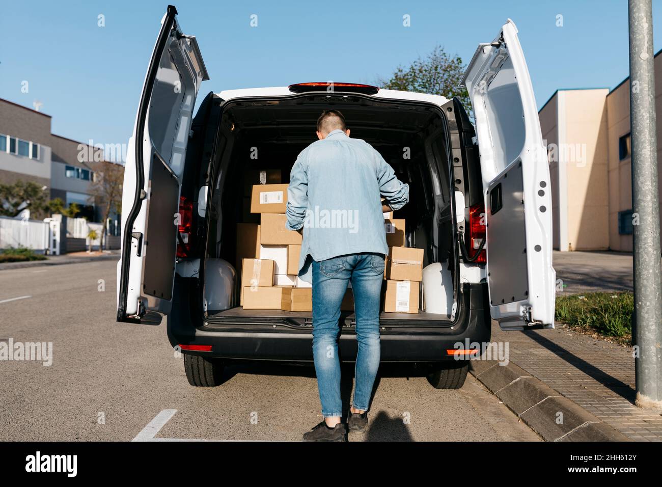 Delivery van man hi-res stock photography and images - Alamy