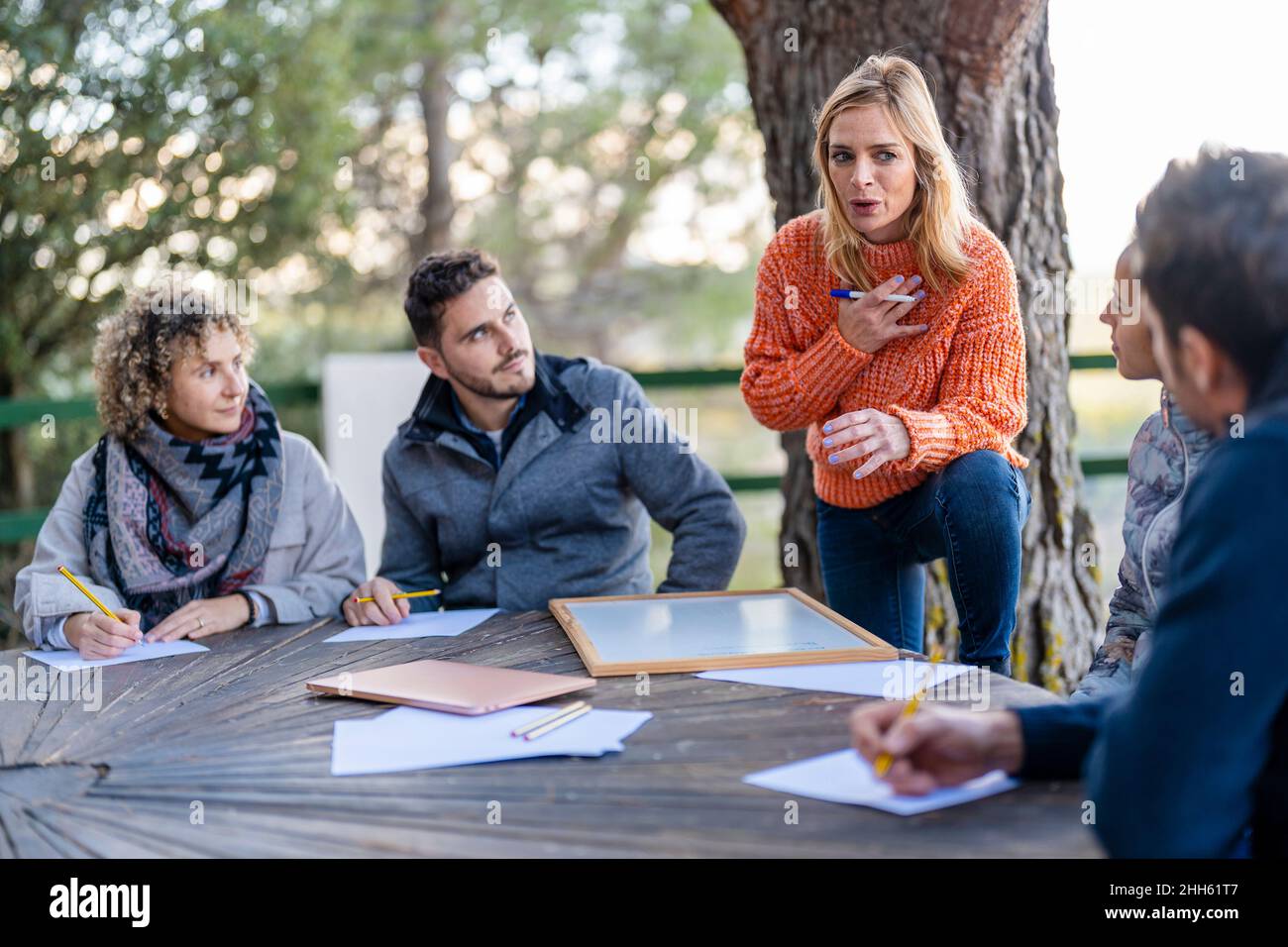 50 woman friendship discussing hi-res stock photography and images - Alamy