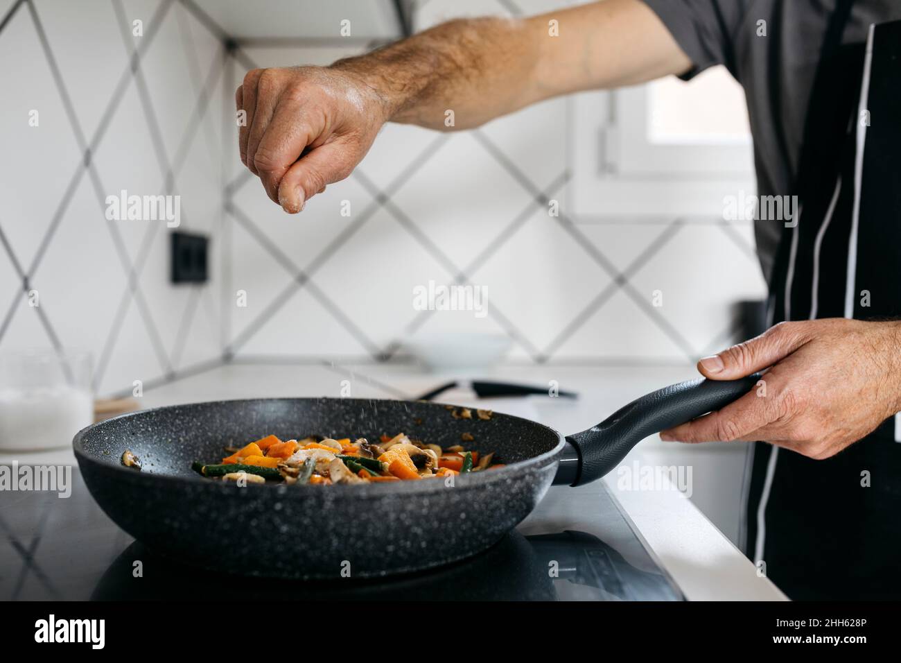 Sprinkling salt hi-res stock photography and images - Alamy