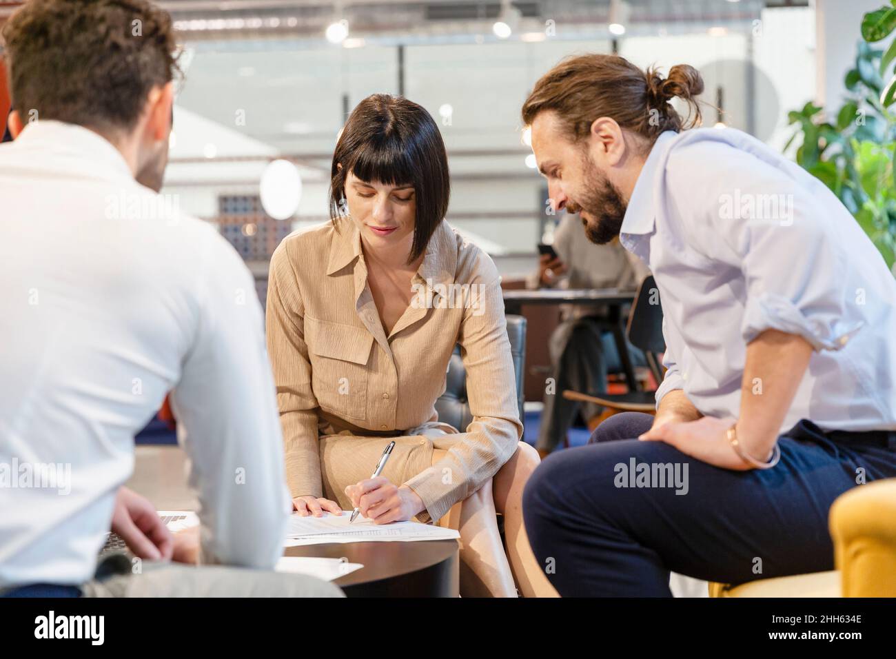 Group men signing document hi-res stock photography and images - Alamy