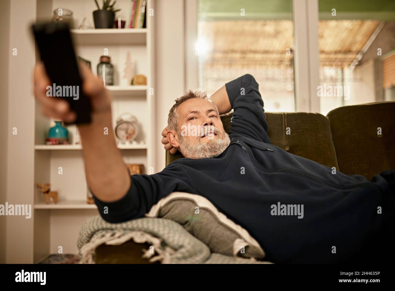 Man watching tv hi-res stock photography and images - Alamy