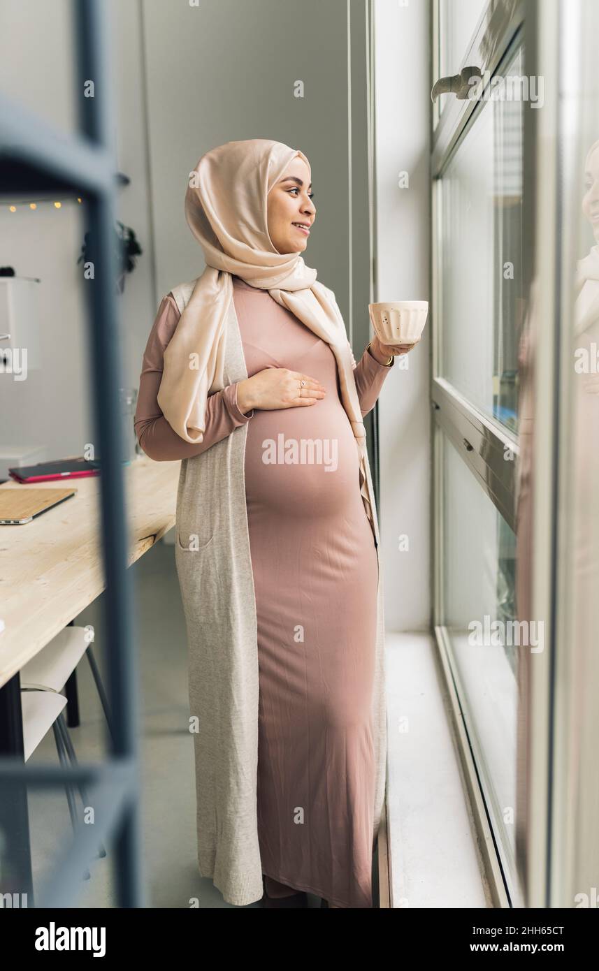 Pensive muslim pregnant woman hi-res stock photography and images - Alamy